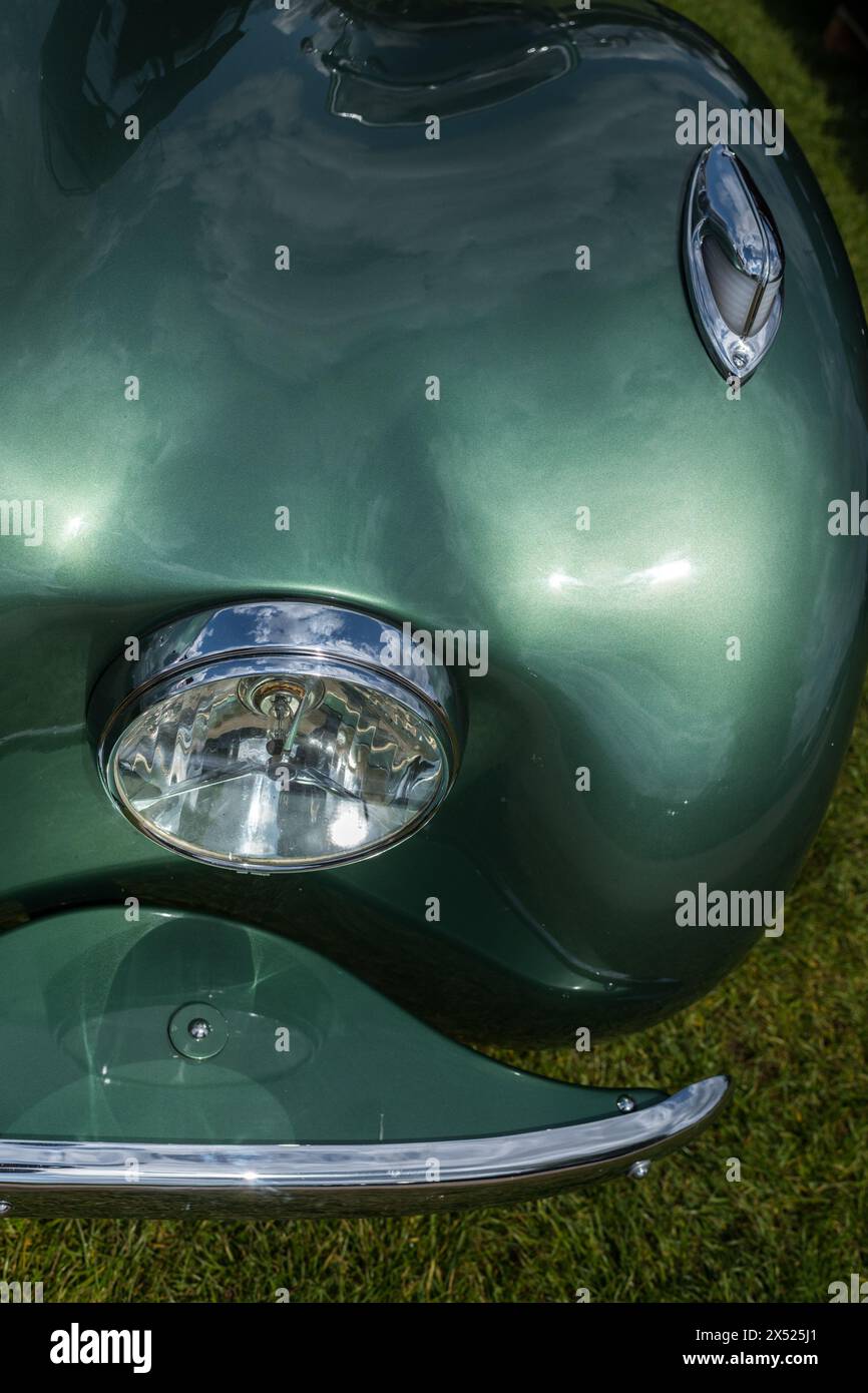 Metallic green car hi-res stock photography and images - Alamy