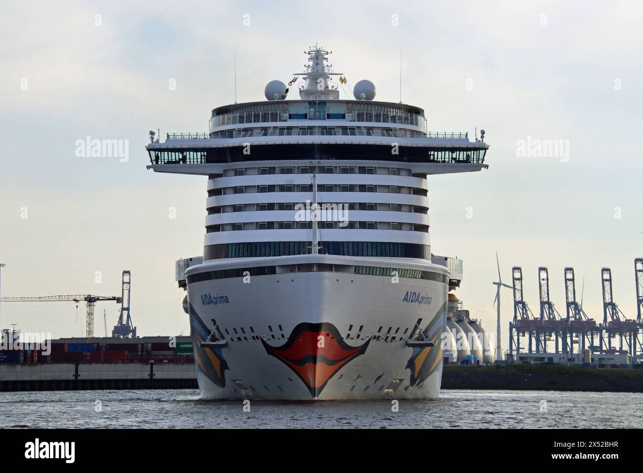 Das Kreuzfahrtschiff AIDAprima läuft in den Hamburger Hafen ein ...