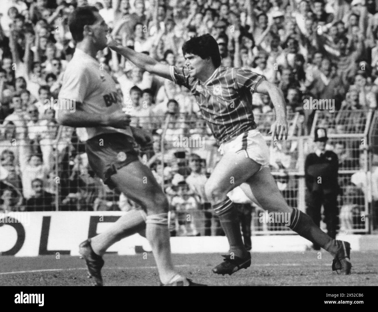 MICK QUIN?N CELEBRATES SCORING AGAINST LEEDS UNITED, 1988 PIC MIKE ...