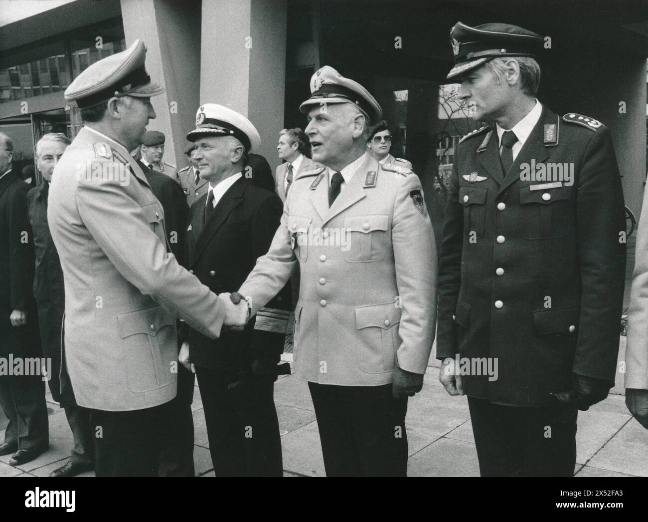 Der Generalinspekteur der Bundeswehr General Wolfgang Altenburg l. mit ...