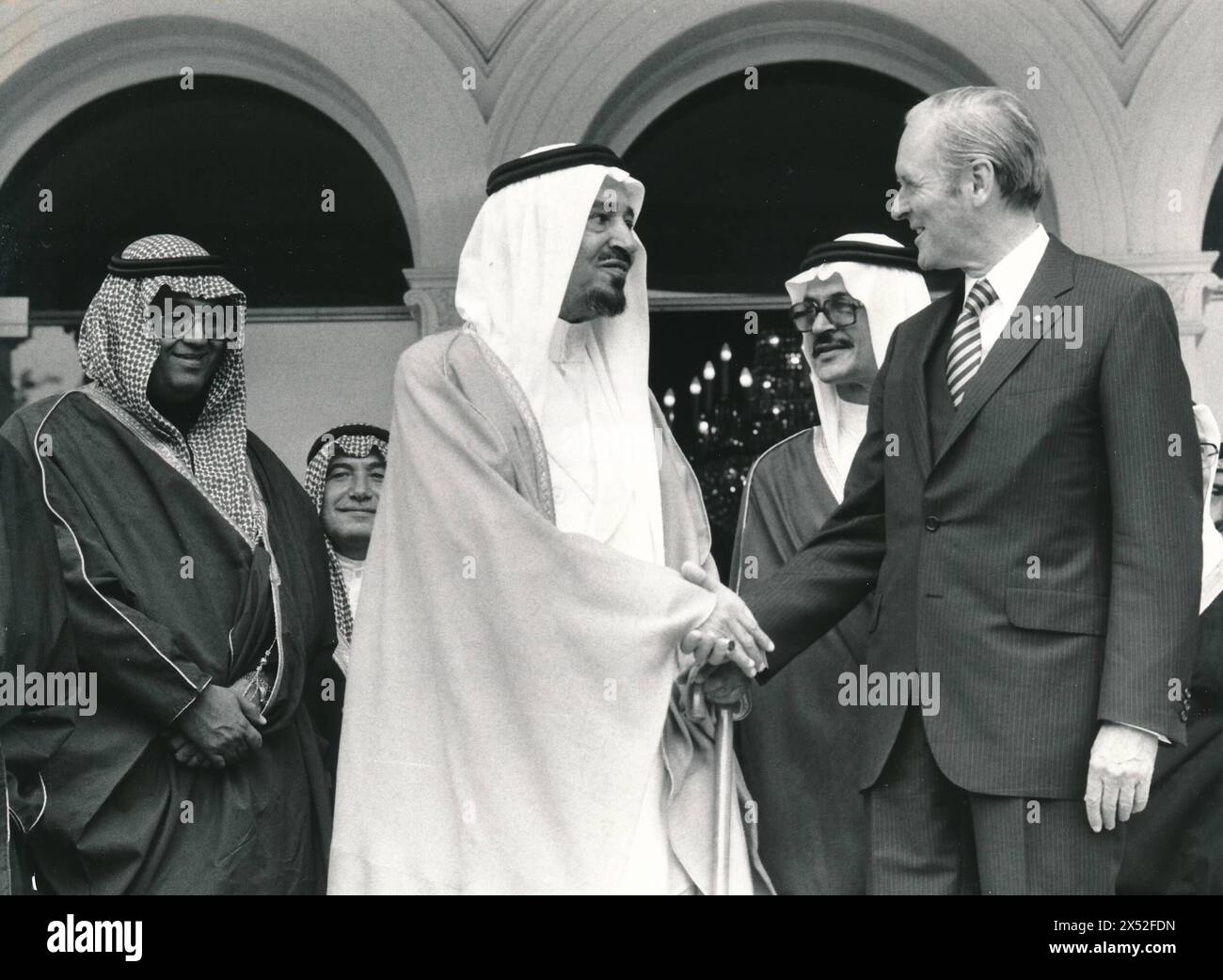 Bundespräsident Karl Carstens mit dem Koenig König von Saudi Arabien Khalid 1980 in Bonn ...