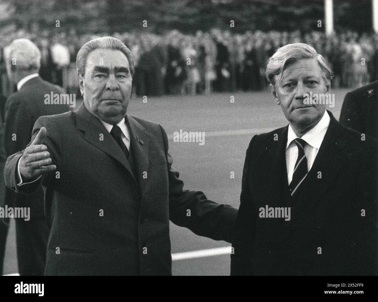 Bundeskanzler Helmut Schmidt l. mit dem sowietischen Staatschef Leonid ...
