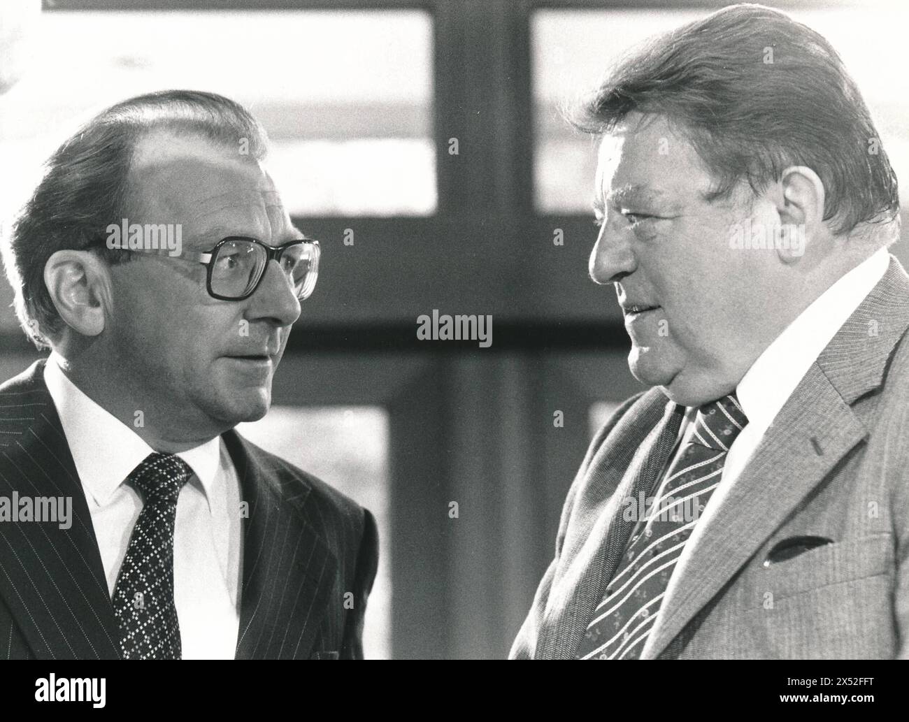 Der CSU Politiker Franz Josef Strauss r. mit Lothar Spaeth Späth 1982 ...