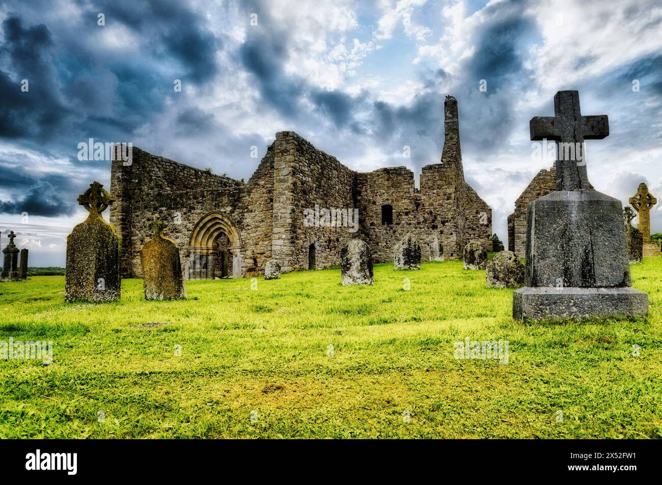 Clonmacnoise Monastery Ruins In Ireland Stock Photo - Alamy
