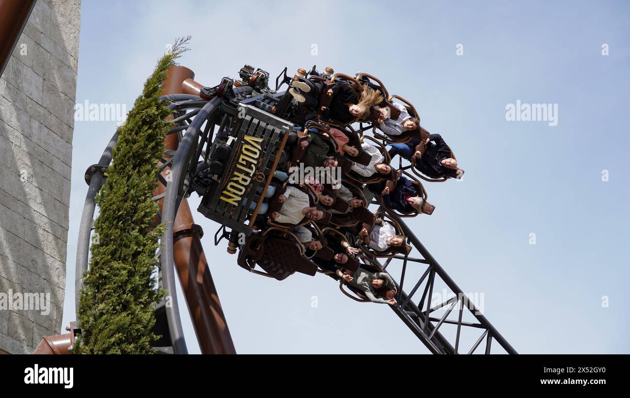 Young people have fun on "Voltron Nevera", the world's first roller ...