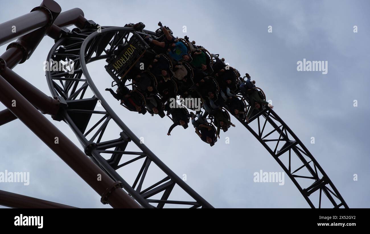 Young people have fun on "Voltron Nevera", the world's first roller ...