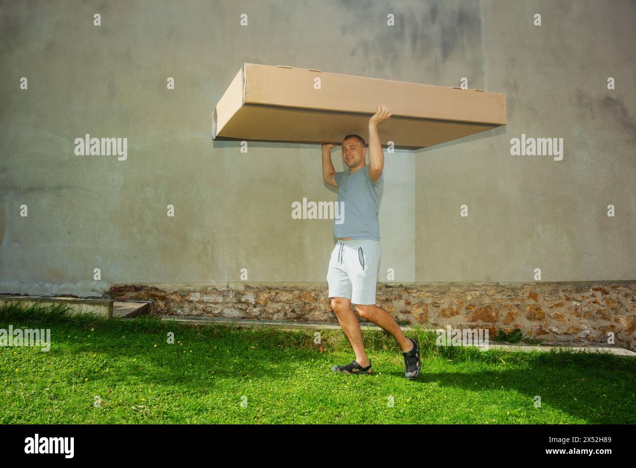 Man carrying a big box hi-res stock photography and images - Alamy