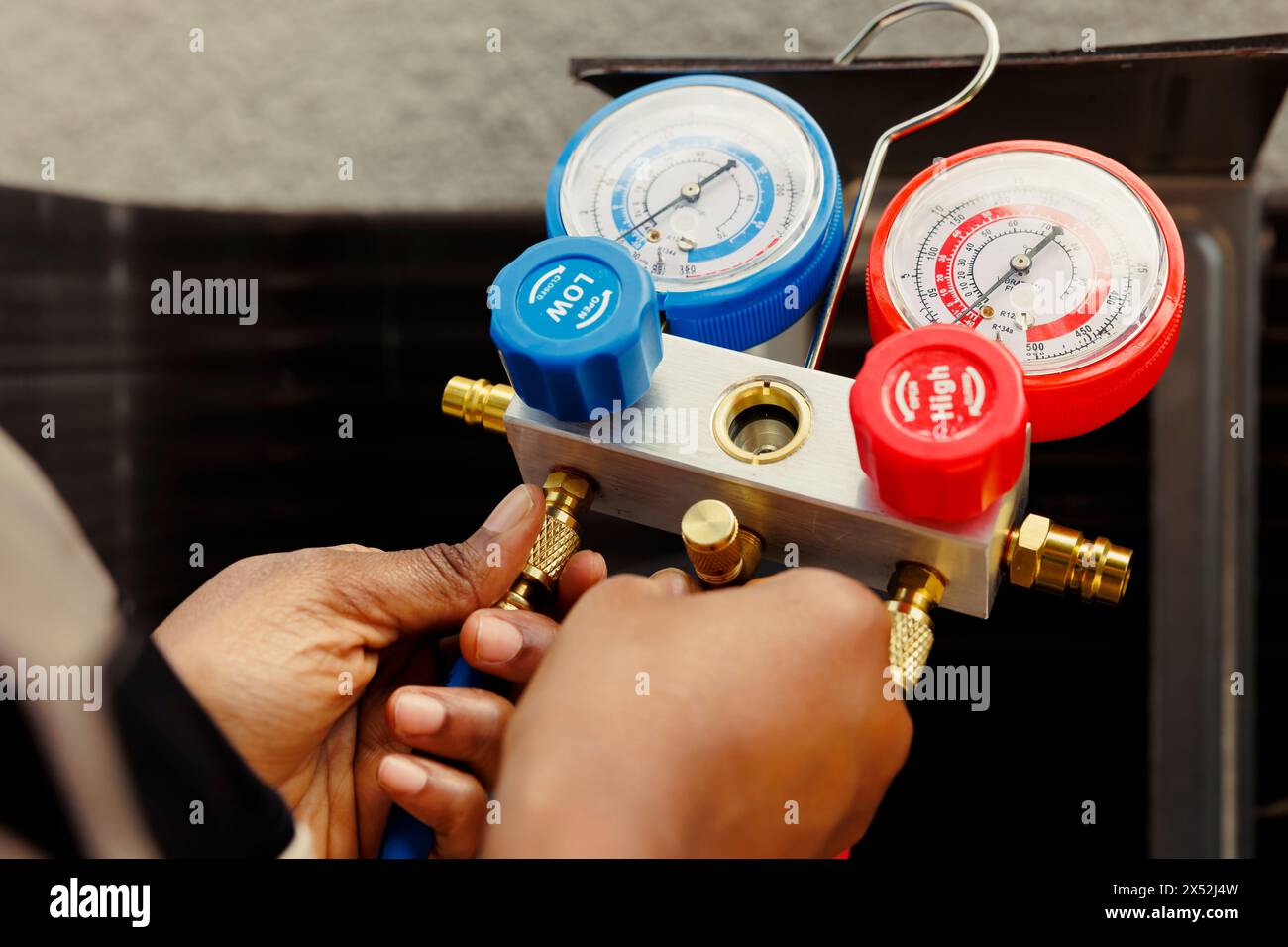 Pressure measurement device able to detect damaged expansion valve ...