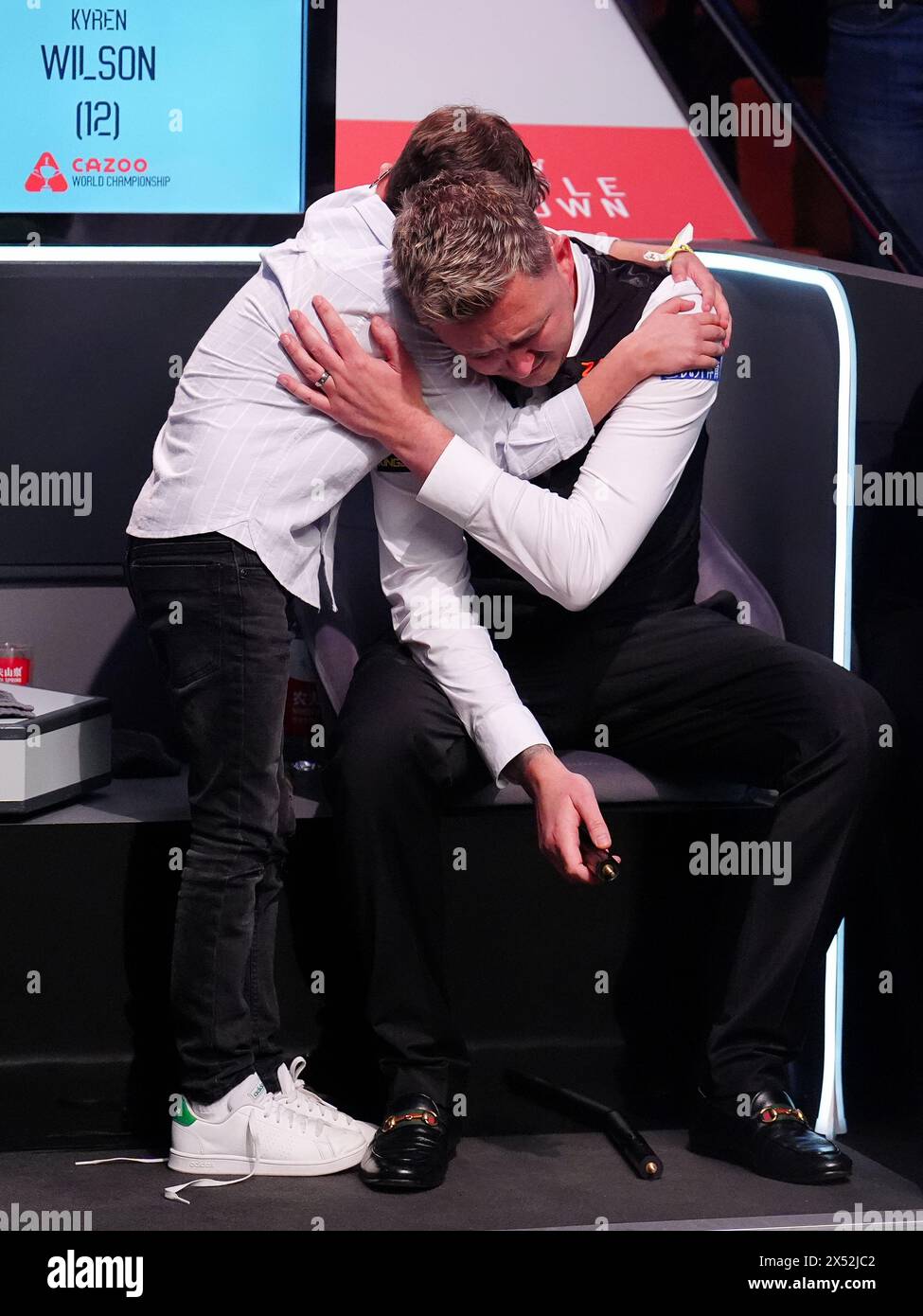 Kyren Wilson reacts with his son Finley after winning the final on day ...