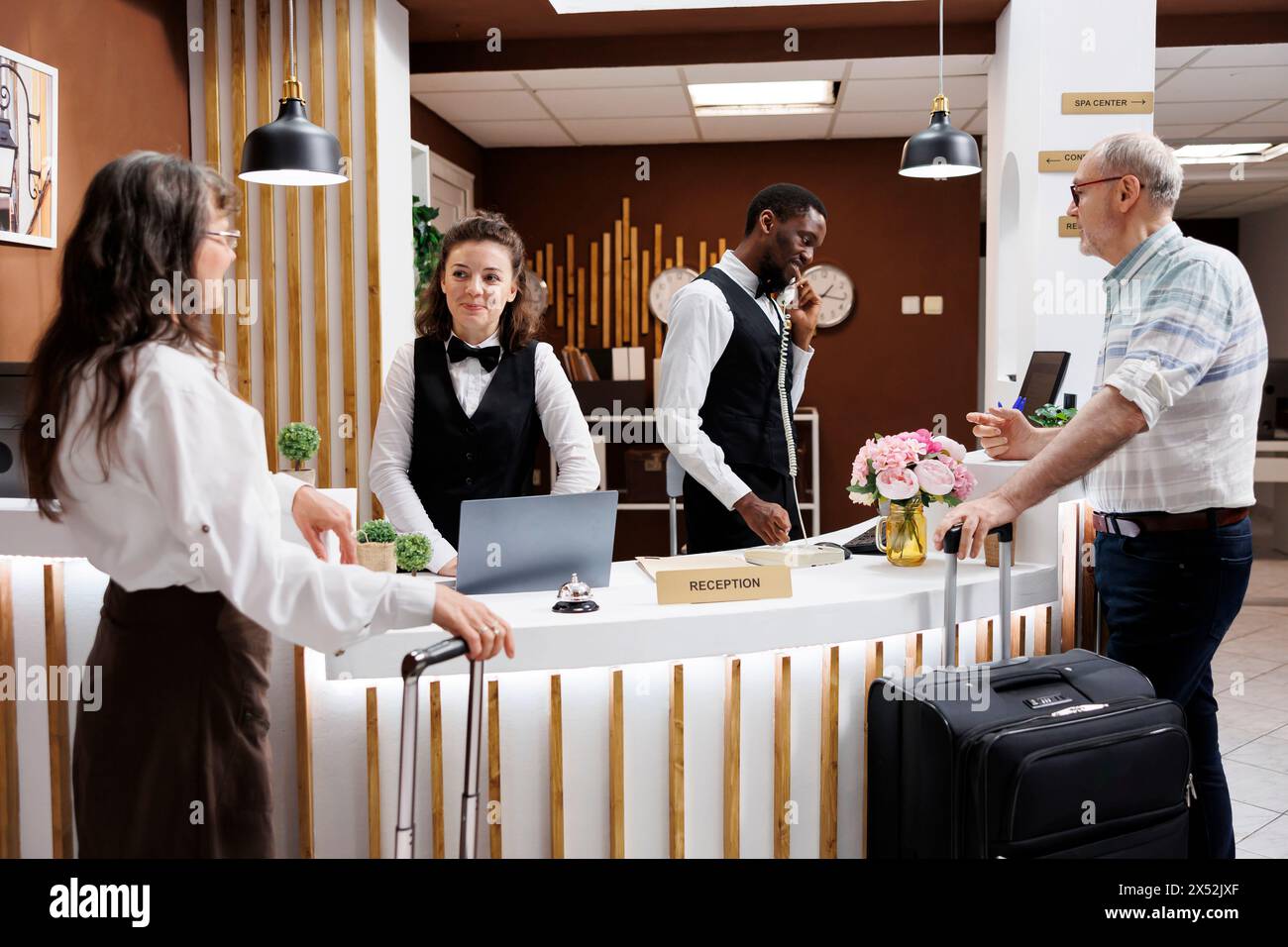 Travelers arriving hotel entrance hi-res stock photography and images ...