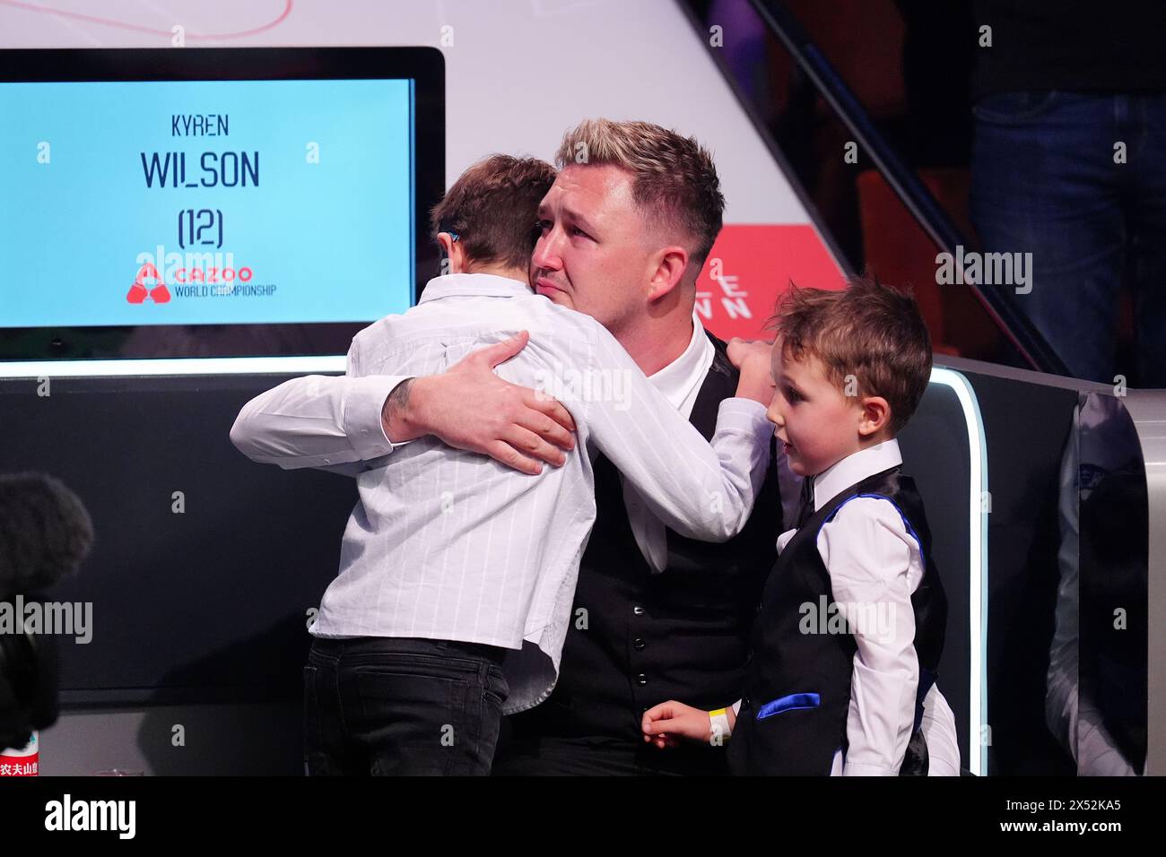 Kyren Wilson (centre) celebrates with his children Finley (left) and ...