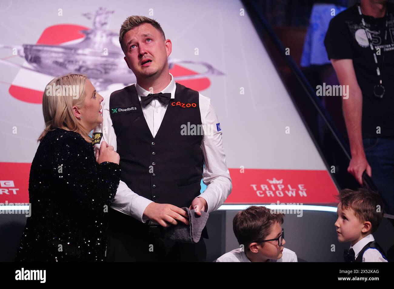 Kyren Wilson celebrates with wife Sofie and children Finley and Bailey ...