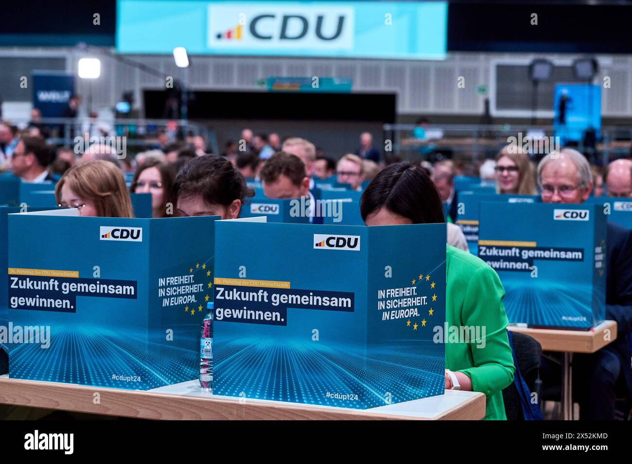 Teilnehmer bei derProbeabstimmung mit einer faltbaren Wahlkabine ...