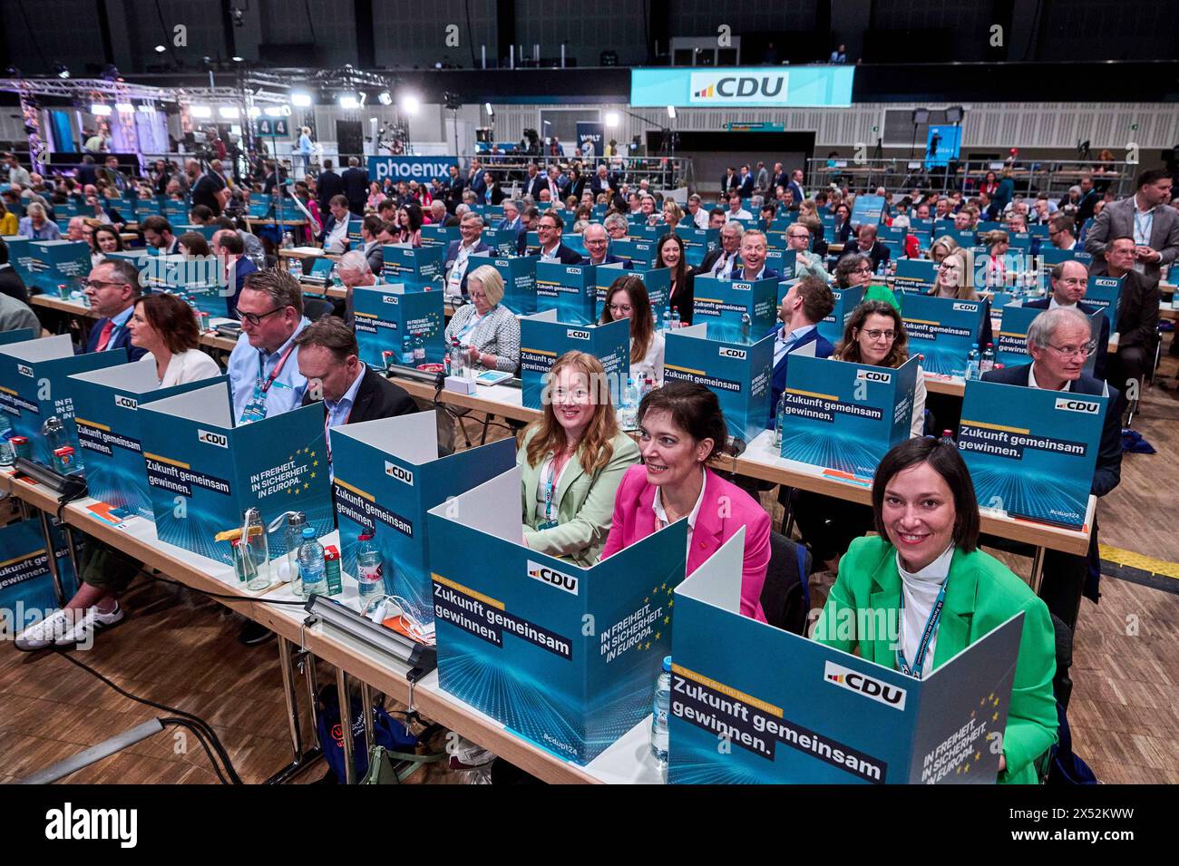 Teilnehmer bei derProbeabstimmung mit einer faltbaren Wahlkabine ...