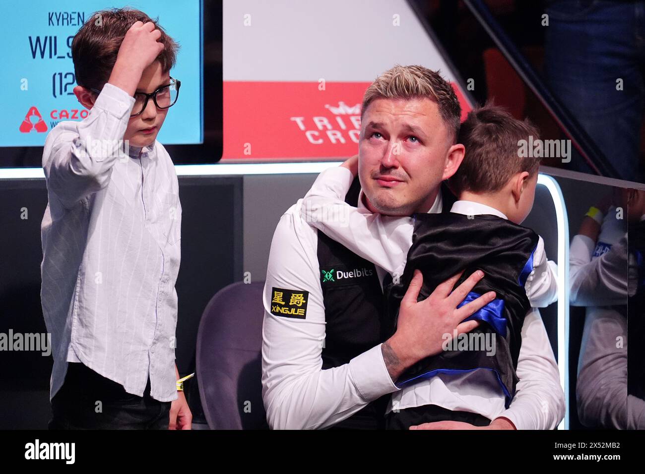 Kyren Wilson celebrates with children Finley and Bailey after winning ...