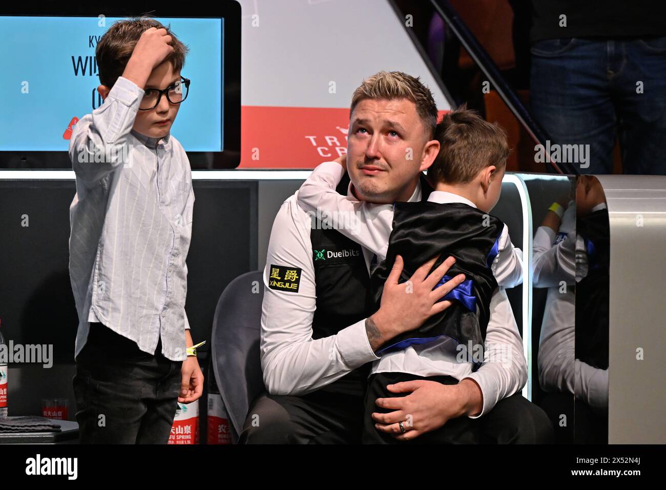 Kyren Wilson celebrates his Cazoo World Championships victory with his ...