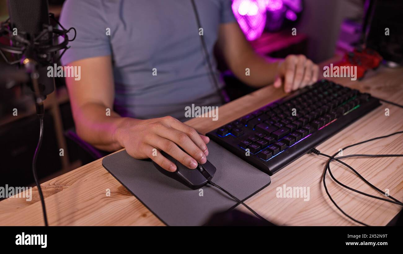 Man uses ergonomic mouse hi-res stock photography and images - Alamy