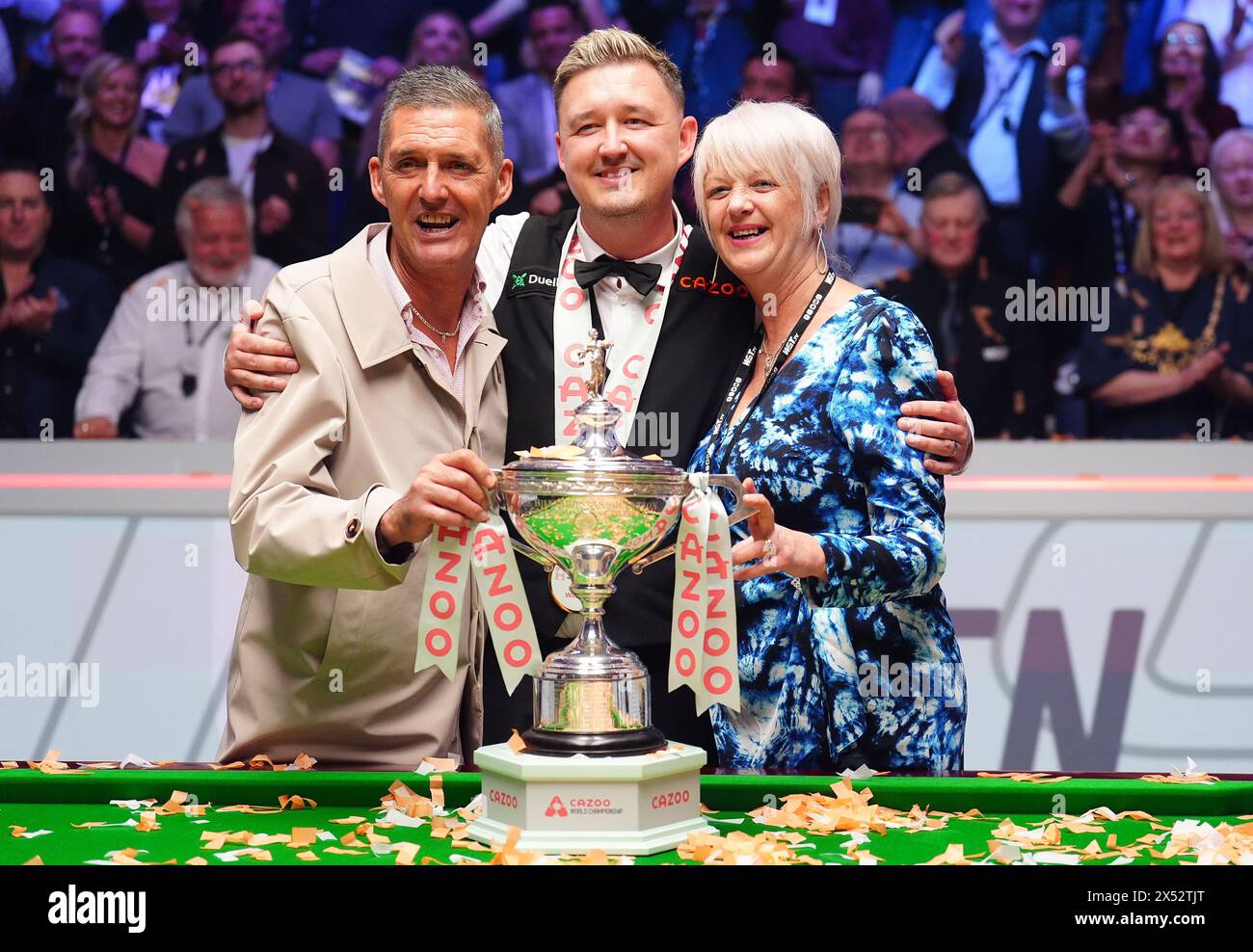 Kyren Wilson (centre) celebrates with parents Rob and Sonya Wilson ...