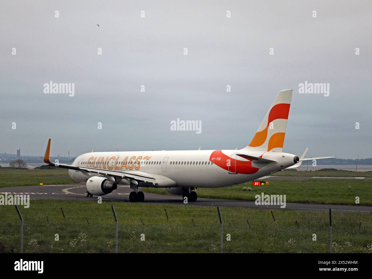 SUNCLASS AIRLINES AIRBUS A-321-211, OY-TCE, taxiing to runway 27 ...
