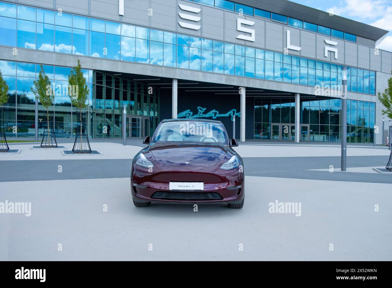 Cherry red car hi-res stock photography and images - Alamy