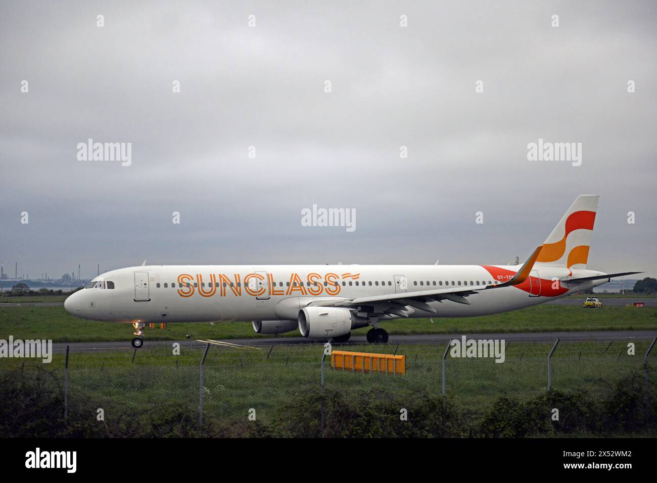 SUNCLASS AIRLINES AIRBUS A-321-211, OY-TCE, taxiing to runway 27 ...