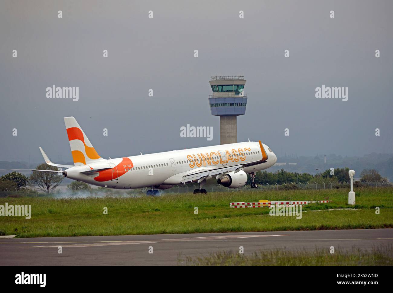 SUNCLASS AIRLINES AIRBUS A321-211, OY-TCE, arriving on runway 27 at ...
