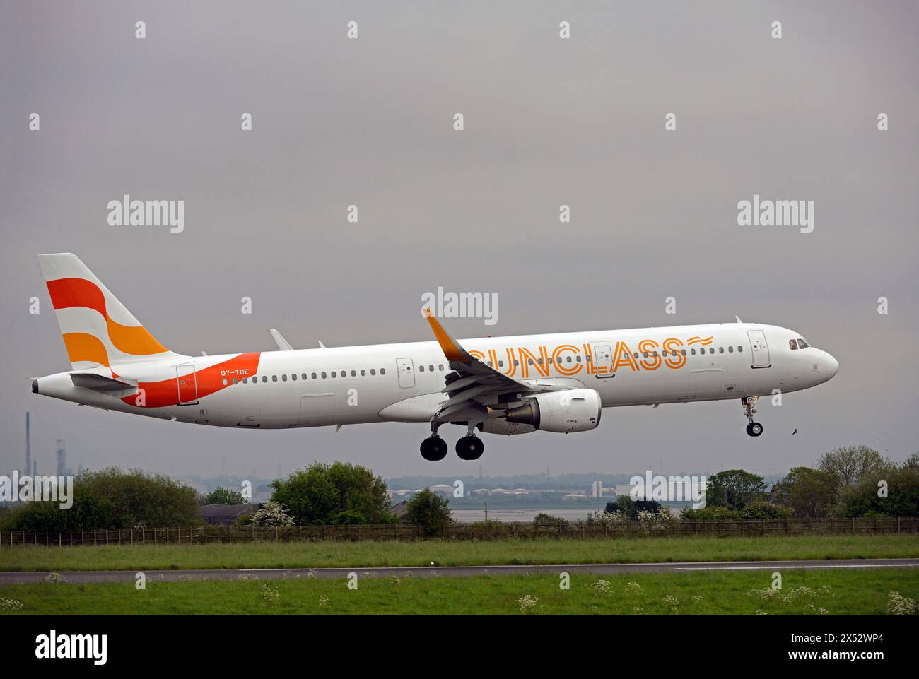 SUNCLASS AIRLINES AIRBUS A321-211, OY-TCE, arriving on runway 27 at ...