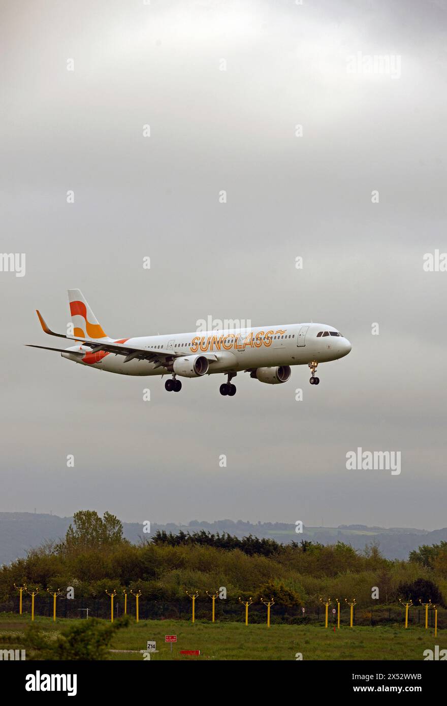 SUNCLASS AIRLINES AIRBUS A321-211, OY-TCE, arriving on runway 27 at ...