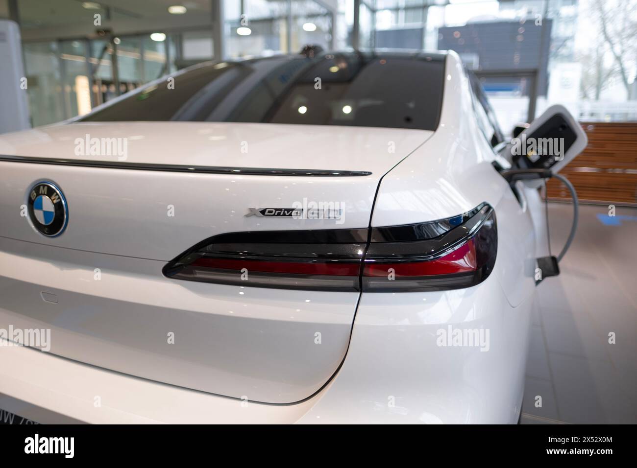 white bmw 7er Limousine G70, luxurious powerful bmw i7 all-electric ...