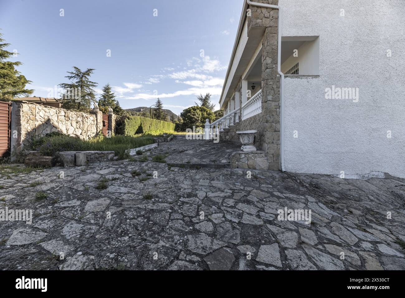 Plot of a country chalet with granite rock floors and perimeter hedge ...