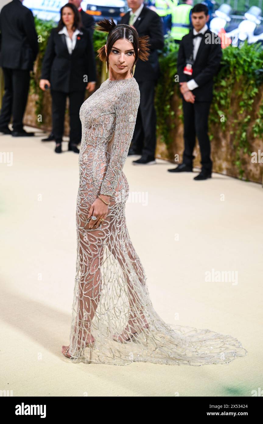 New York, USA. 06th May, 2024. Emily Ratajkowski walking on the red ...