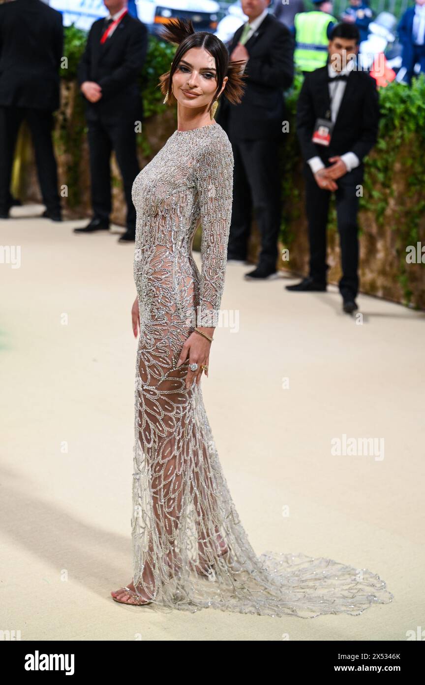 New York, USA. 06th May, 2024. Emily Ratajkowski walking on the red ...