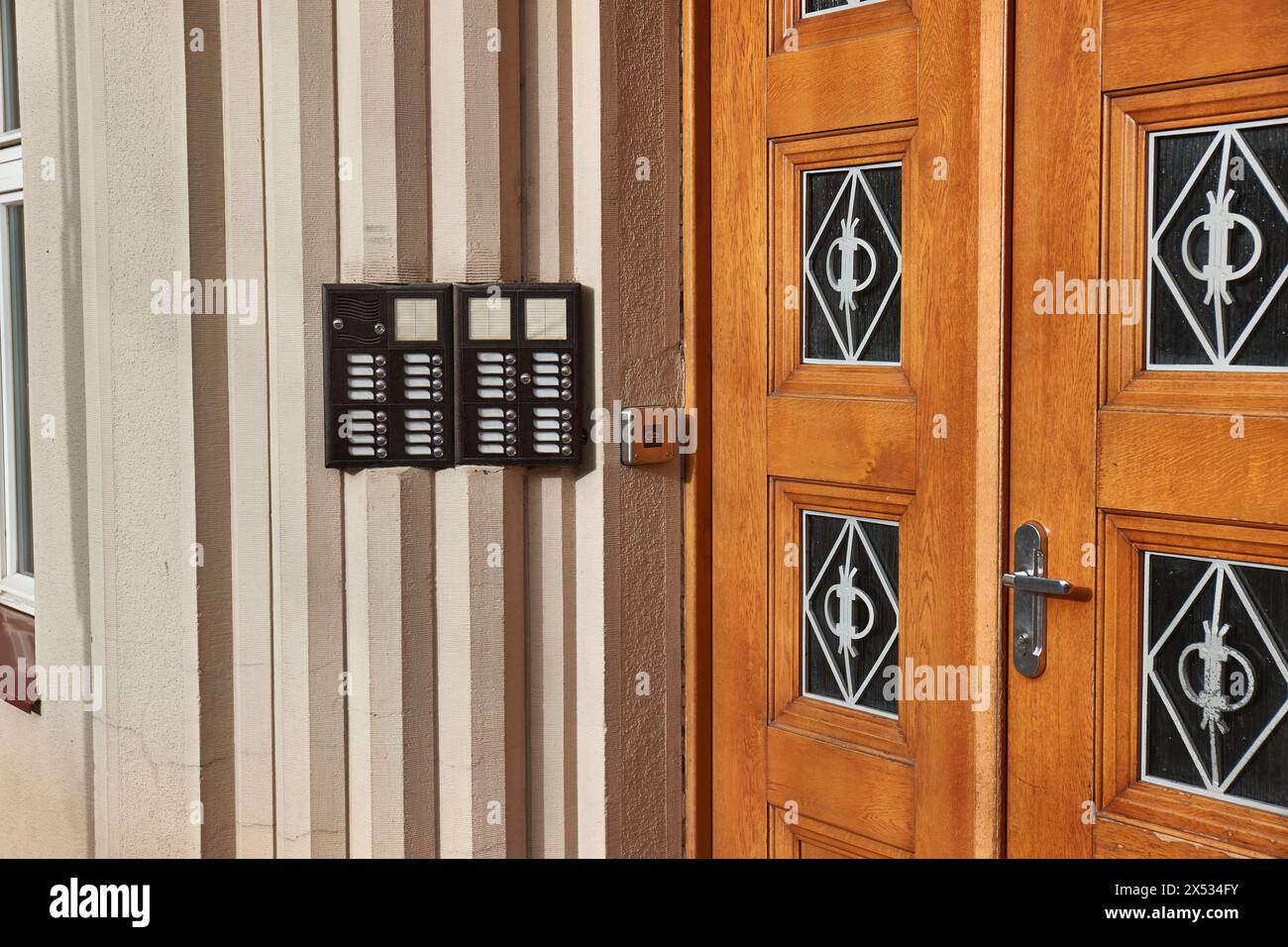 Intercom on a block of flats entrance door Stock Photo - Alamy