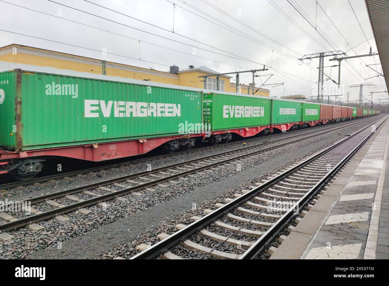 Deutschland, 11.02.2024: Evergreen-Container auf Güterzug *** Germany ...