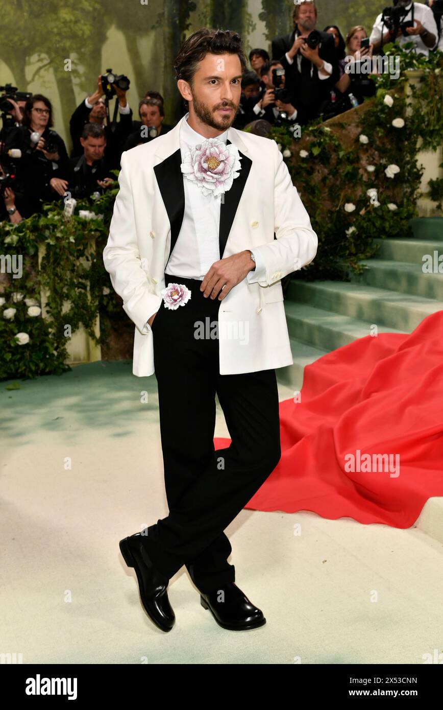 Jonathan Bailey attends The Metropolitan Museum of Art's Costume ...