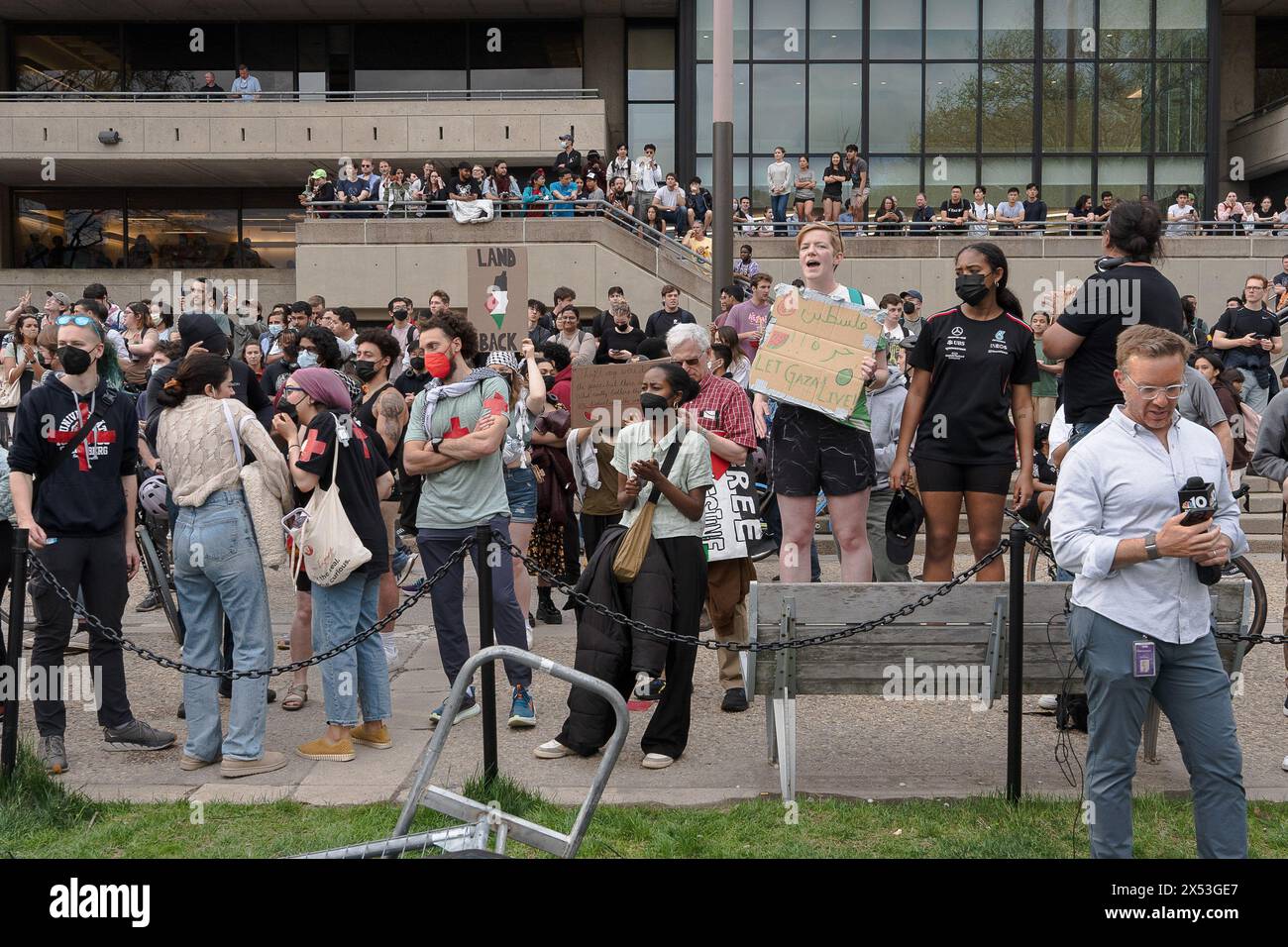 Cambridge, Massachusetts, USA. 06th May, 2024. A large crowd stands ...