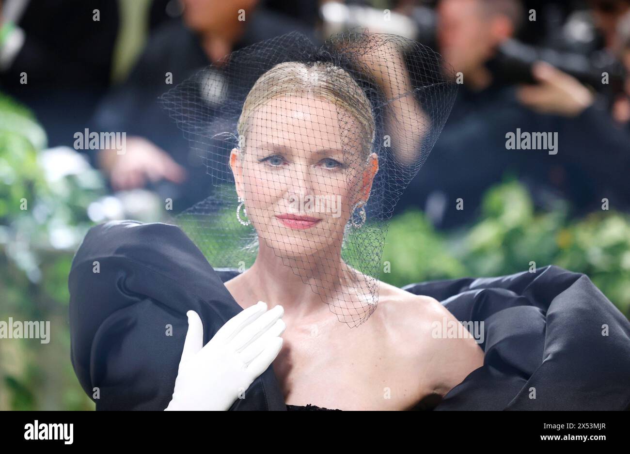 New York, United States. 06th May, 2024. Naomi Watt arrives on the red ...
