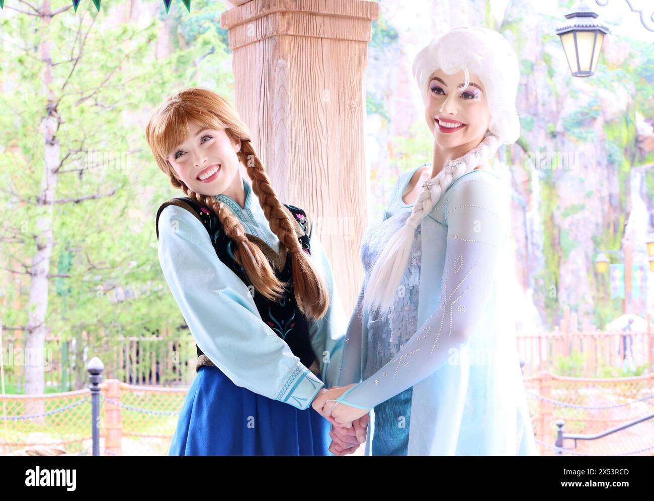 Frozen characters hi-res stock photography and images - Alamy