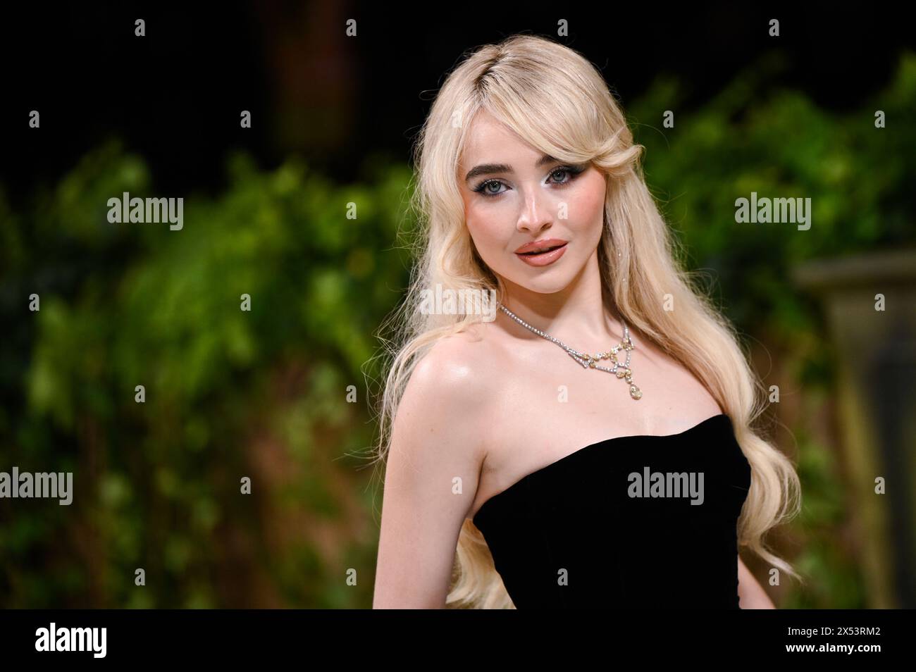 New York, USA. 06th May, 2024. Sabrina Carpenter walking on the red ...