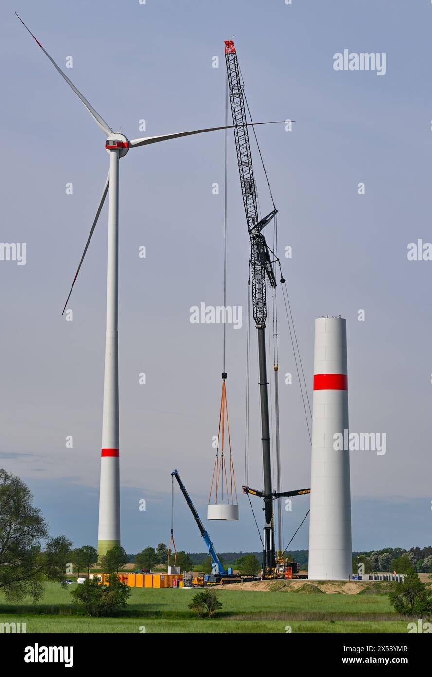06 May 2024, Brandenburg, Seelow: The tower for a new wind turbine is being erected in the ...
