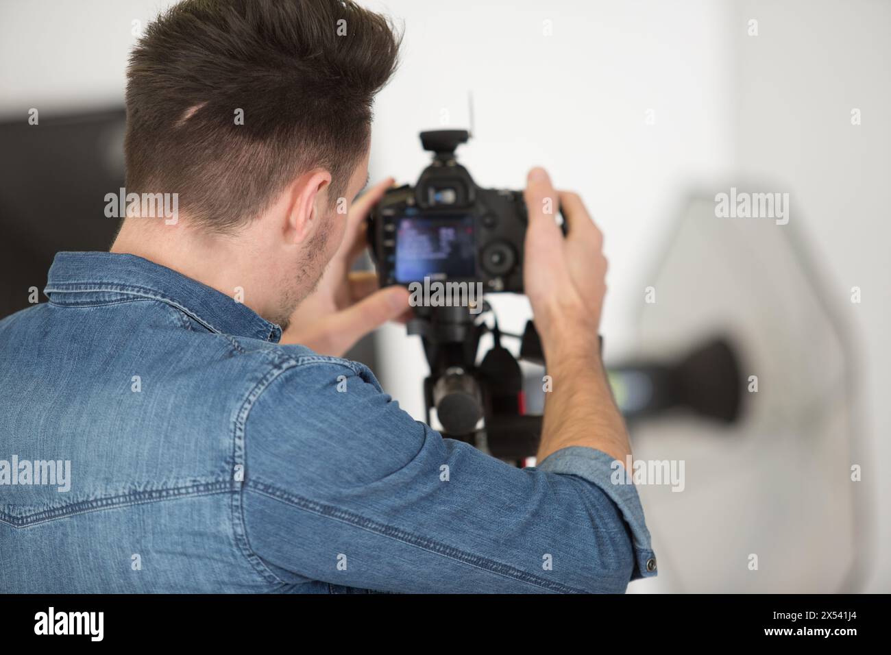 Man setting up camera equipment hi-res stock photography and images - Alamy