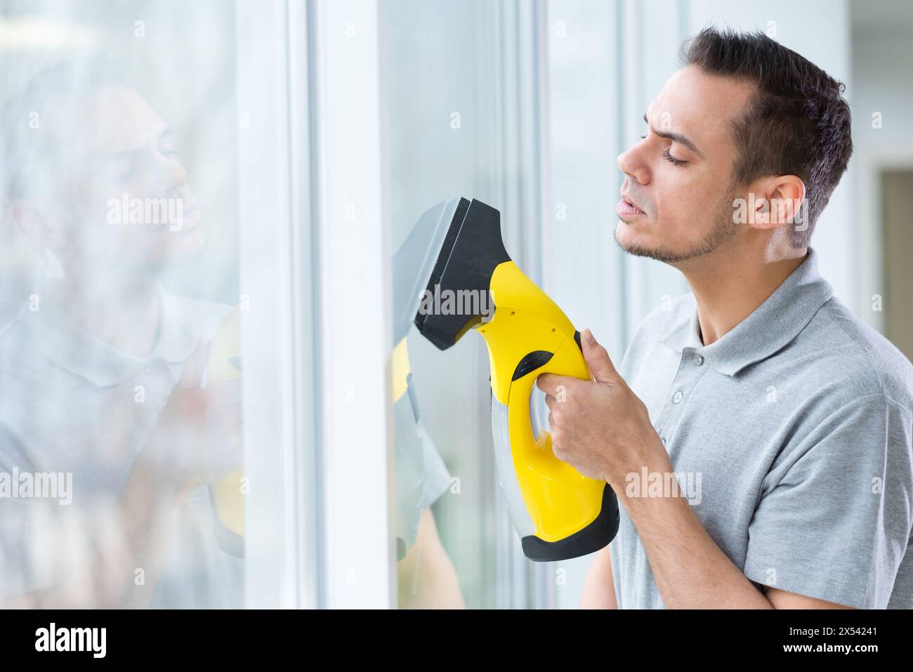 man cleaning window with vapor Stock Photo - Alamy