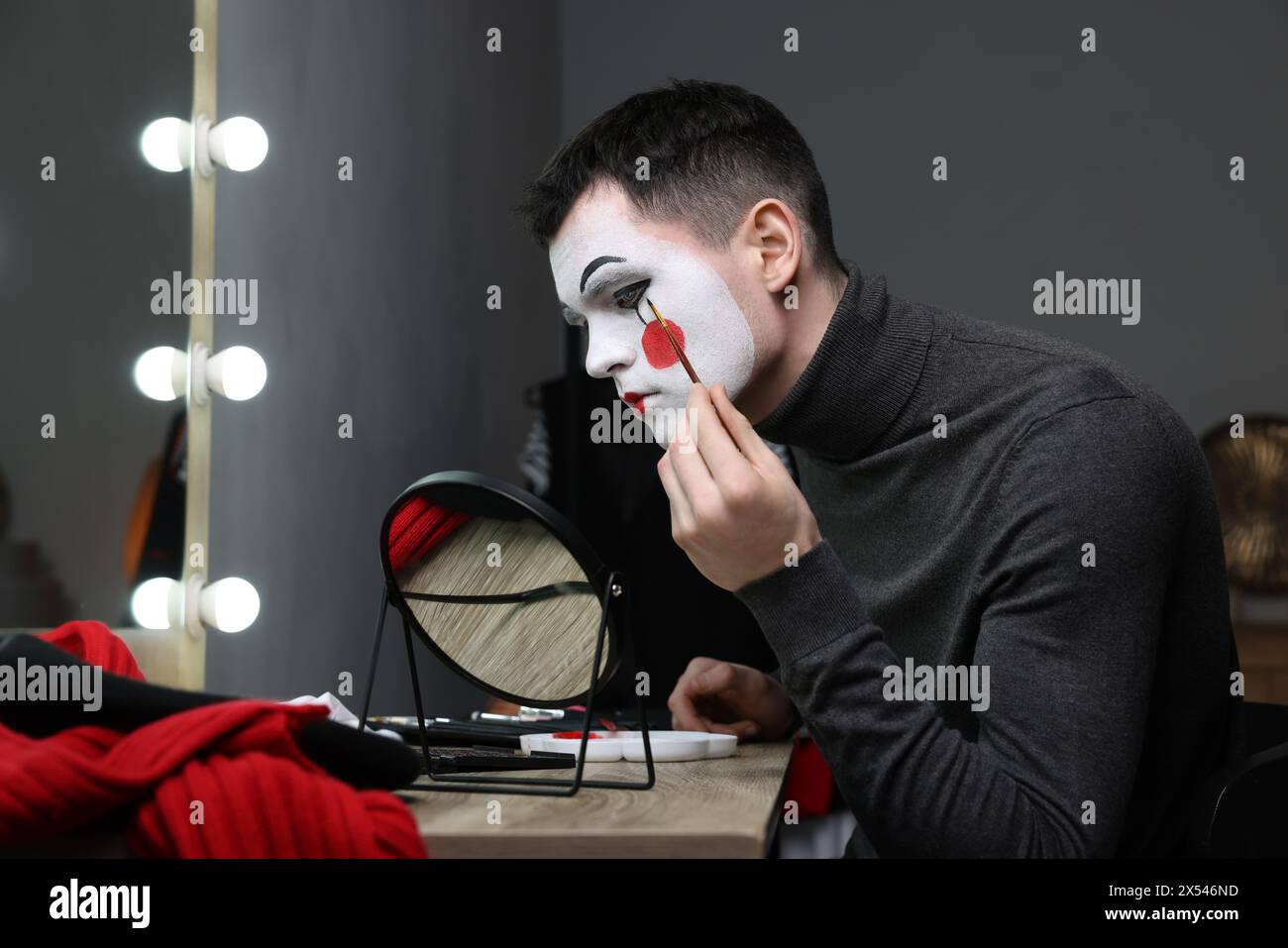 Applying makeup at mirror backstage hi-res stock photography and images ...