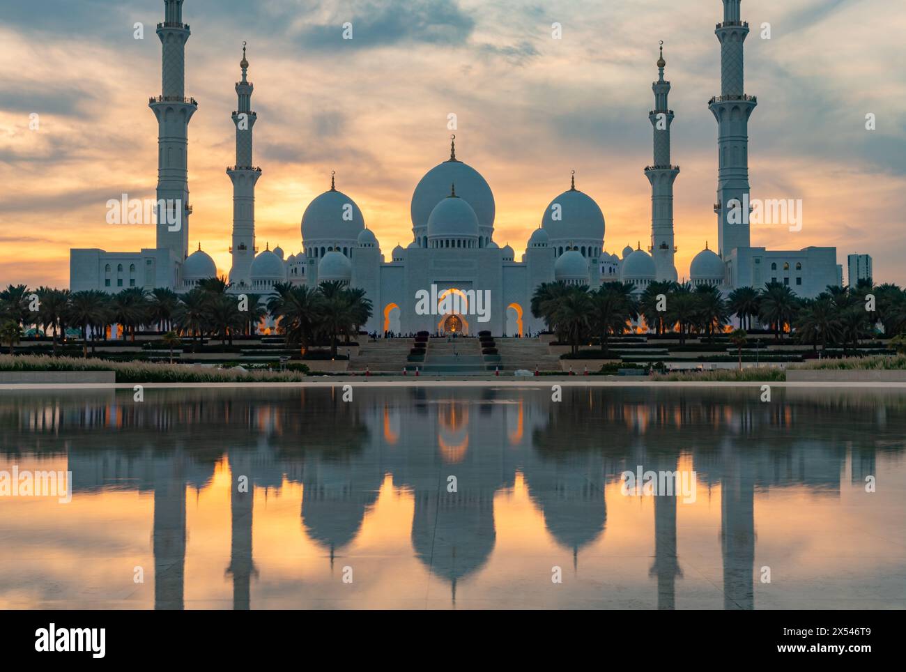 A picture of the Sheikh Zayed Grand Mosque reflected on the Oasis of ...