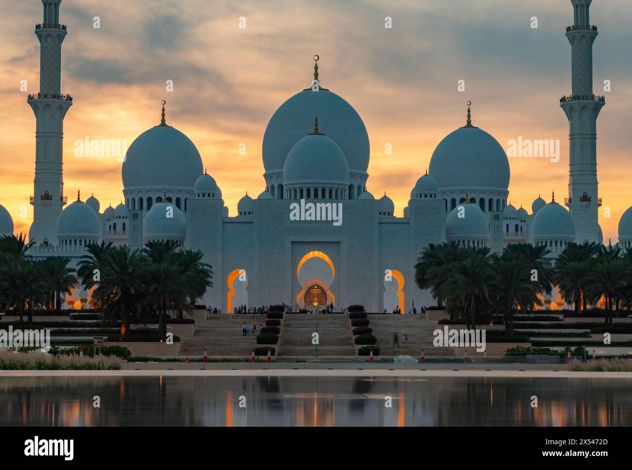 A close-up picture of the Sheikh Zayed Grand Mosque, at sunset Stock ...