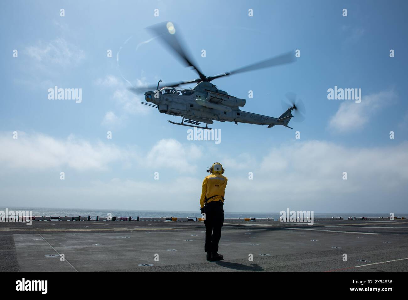 A U.S. Marine Corps AH-1Z Viper with Marine Medium Tiltrotor Squadron ...