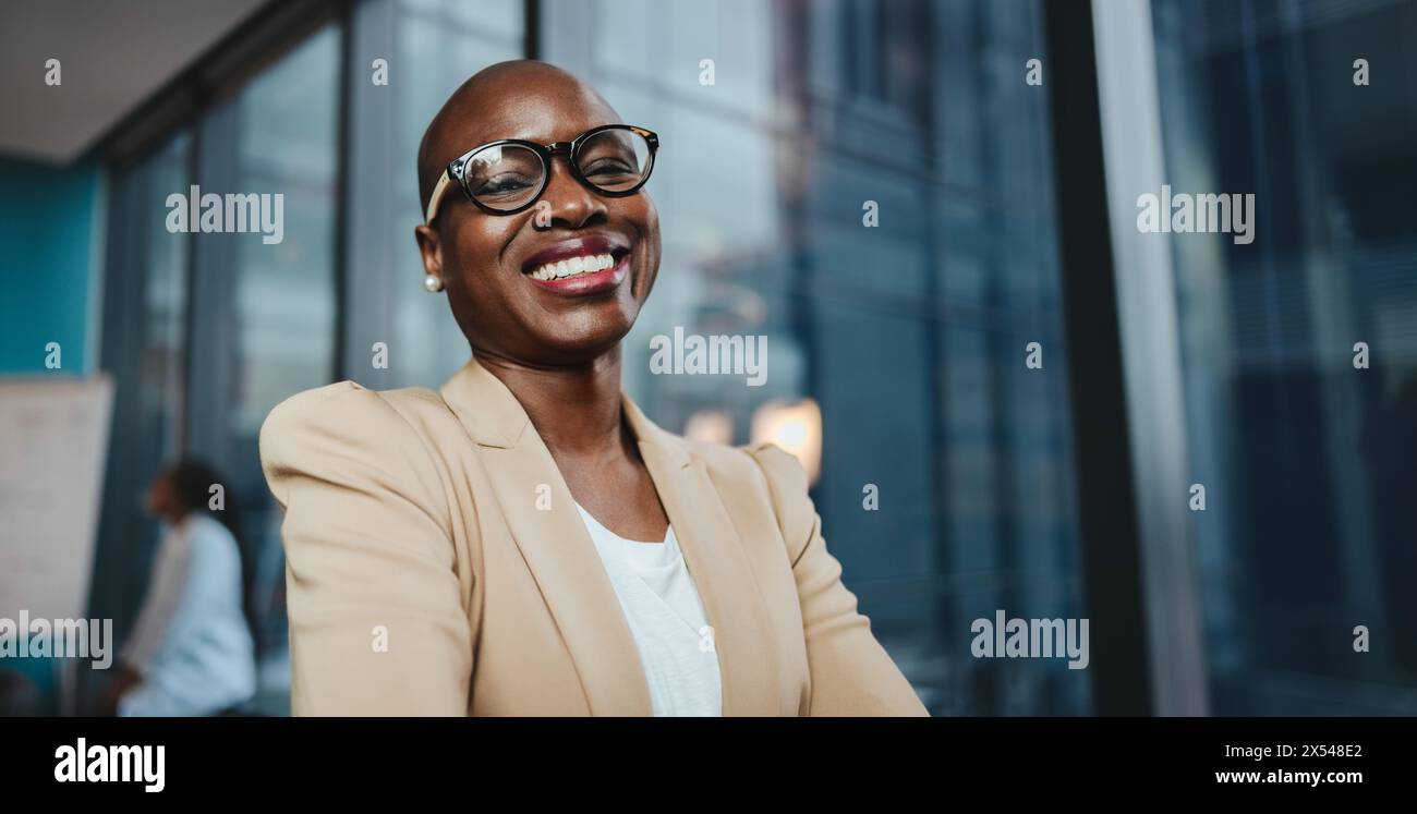 Portrait office worker looks hi-res stock photography and images - Alamy