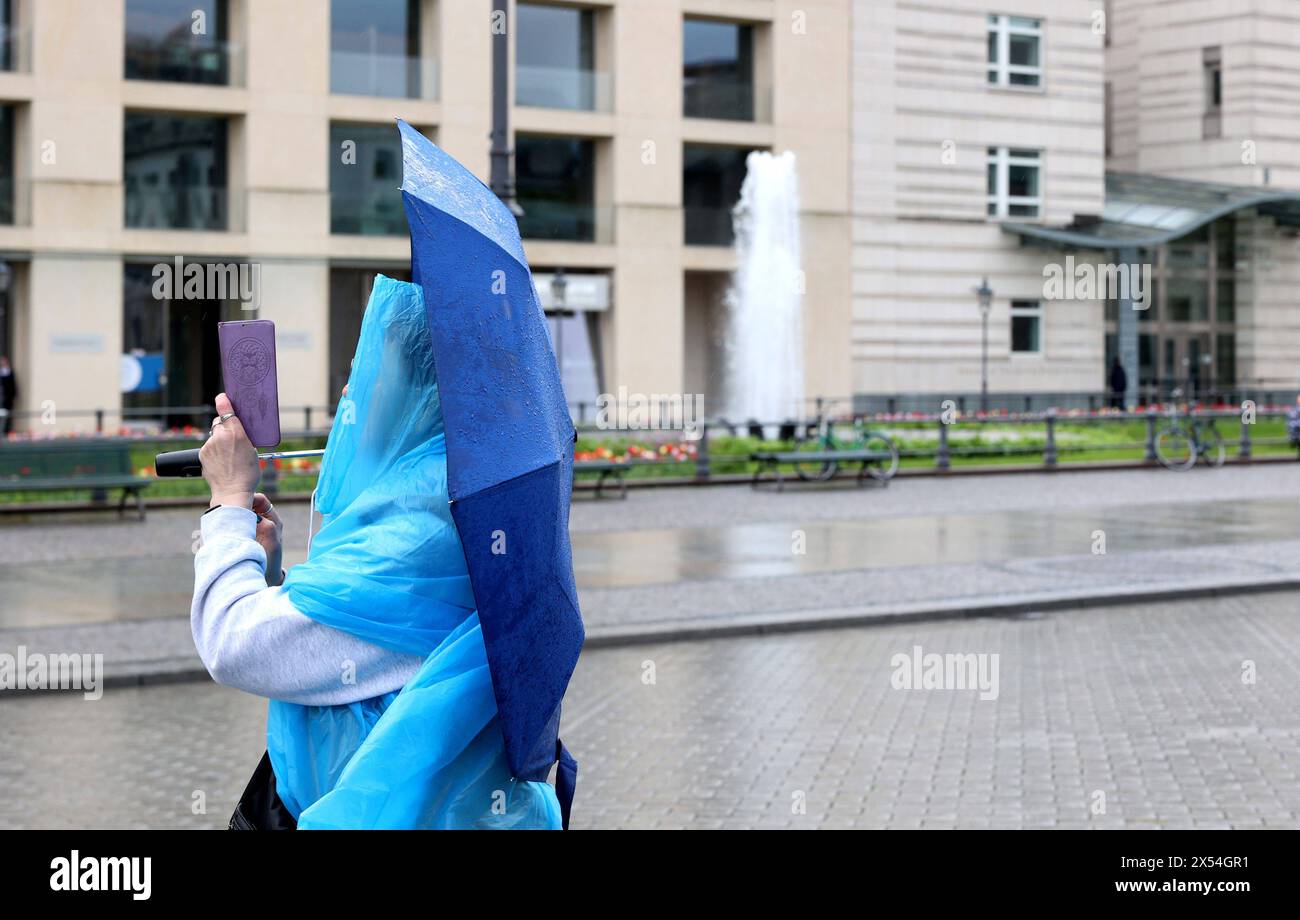 19.04.2024, Berlin - Deutschland. Touristin lässt sich vom Regen nicht irritieren und ...