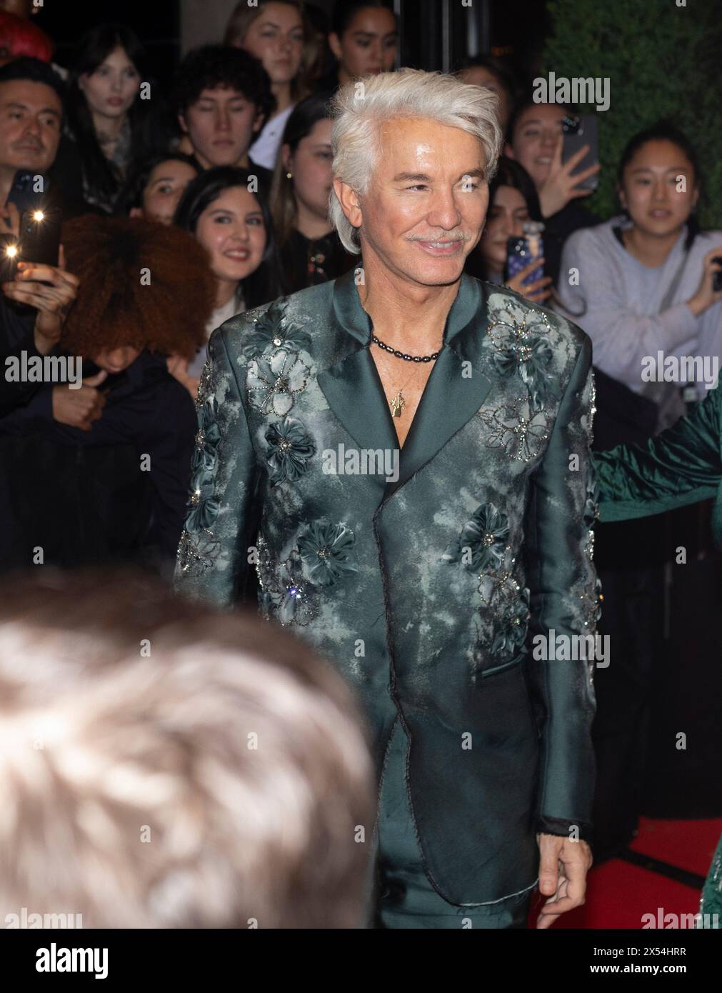New York, USA. 6th May, 2024. Baz Luhrmann steps onto the red carpet ...