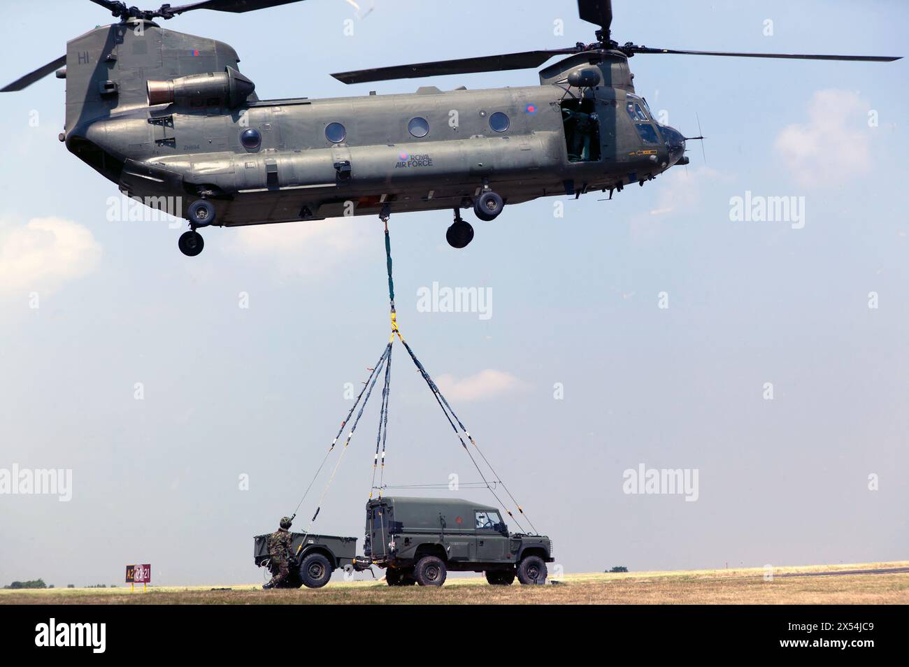 RAF Chinook HC.2 ZH894 carrying an underslung Land Rover and Trailer ...